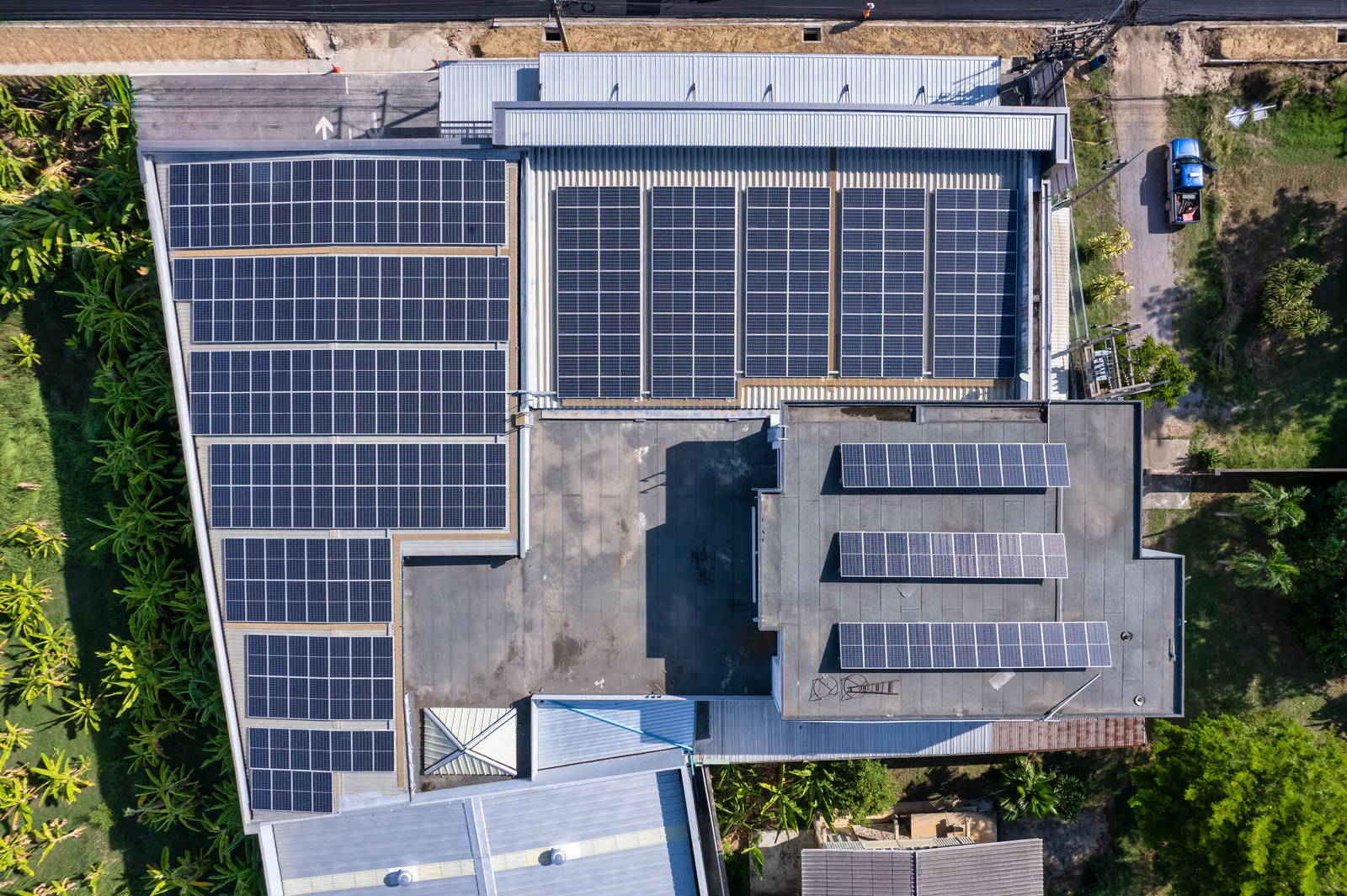 How Solar and Storage Reduce Downtime Risk in Manufacturing Operations